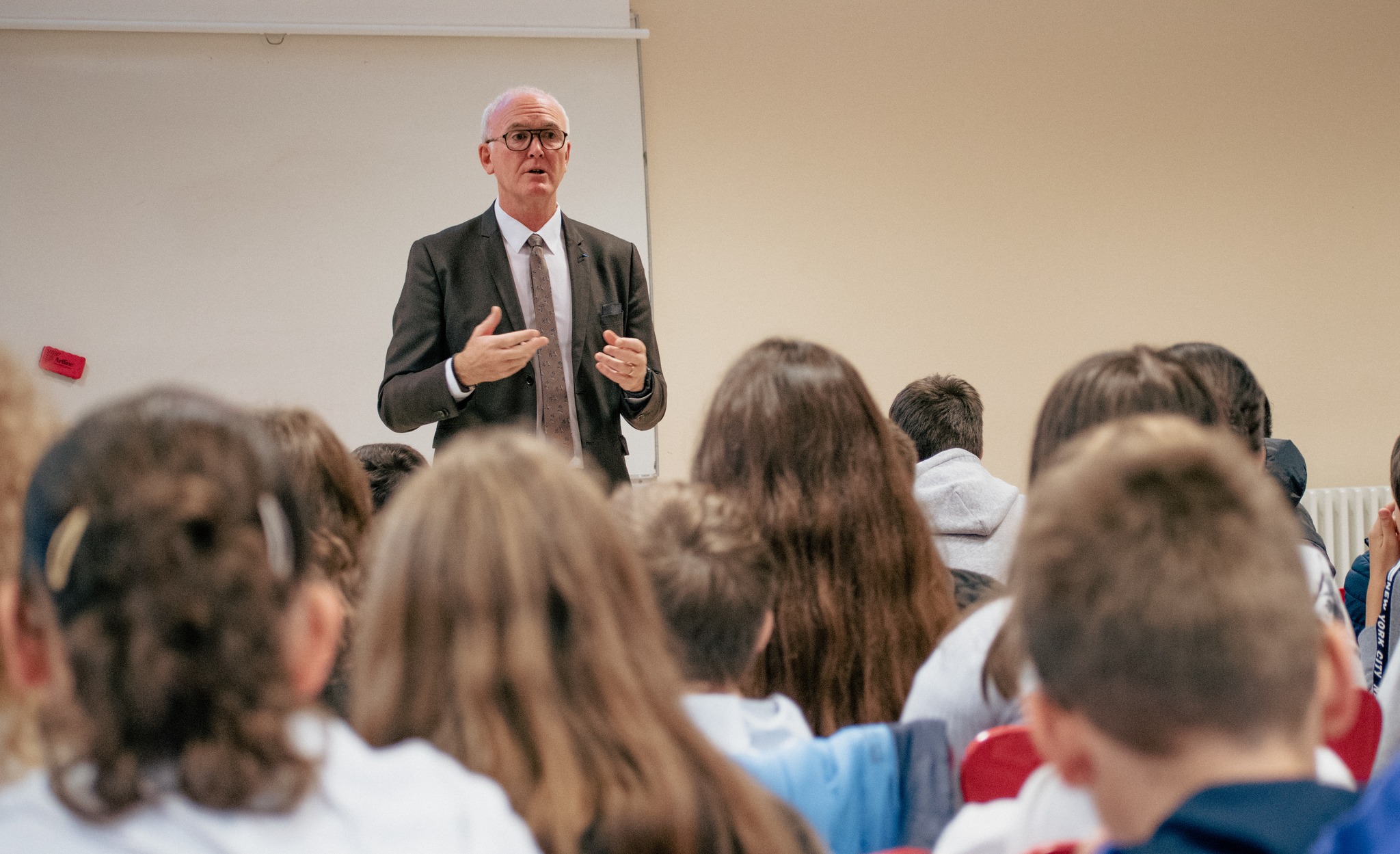 M. Fleuret devant les élèves de 5ème – COLLÈGE ROMAIN ROLLAND